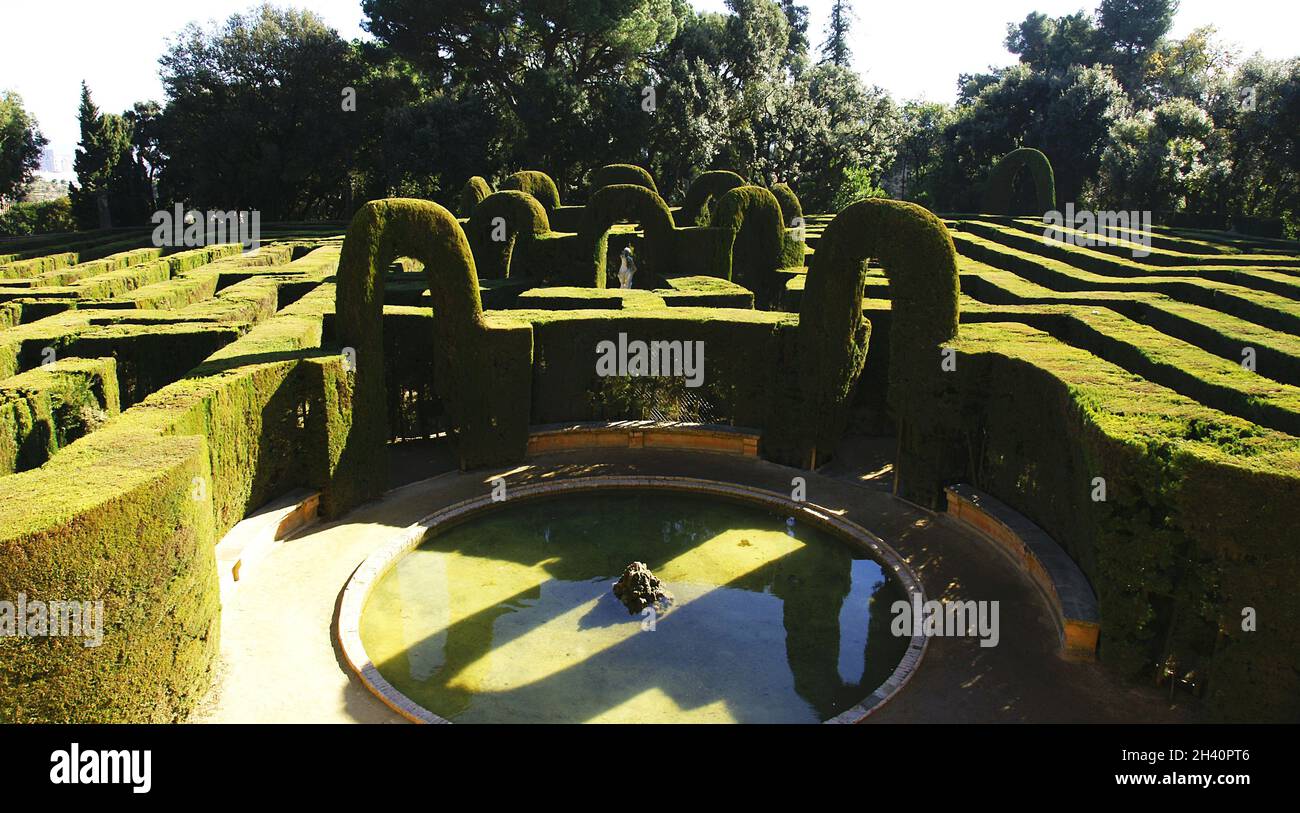 Cross labyrinth hi-res stock photography and images - Alamy