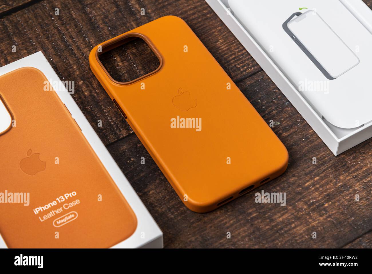 Apple iphone 13 box hi-res stock photography and images - Alamy