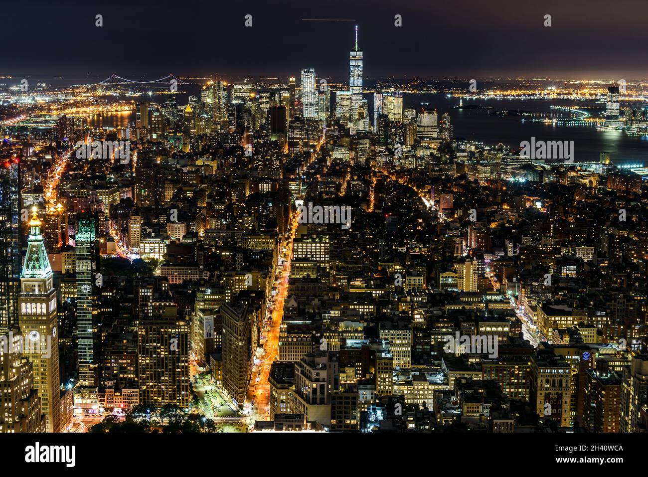 Nighttime building manhattan hi-res stock photography and images - Alamy