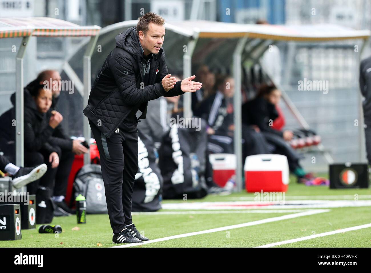 ROTTERDAM, NETHERLANDS - OCTOBER 31: Head coach Richard Mank of ...