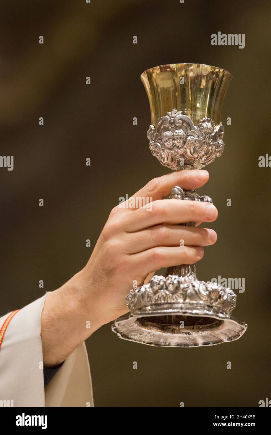 Offertory mass catholic hi-res stock photography and images - Alamy