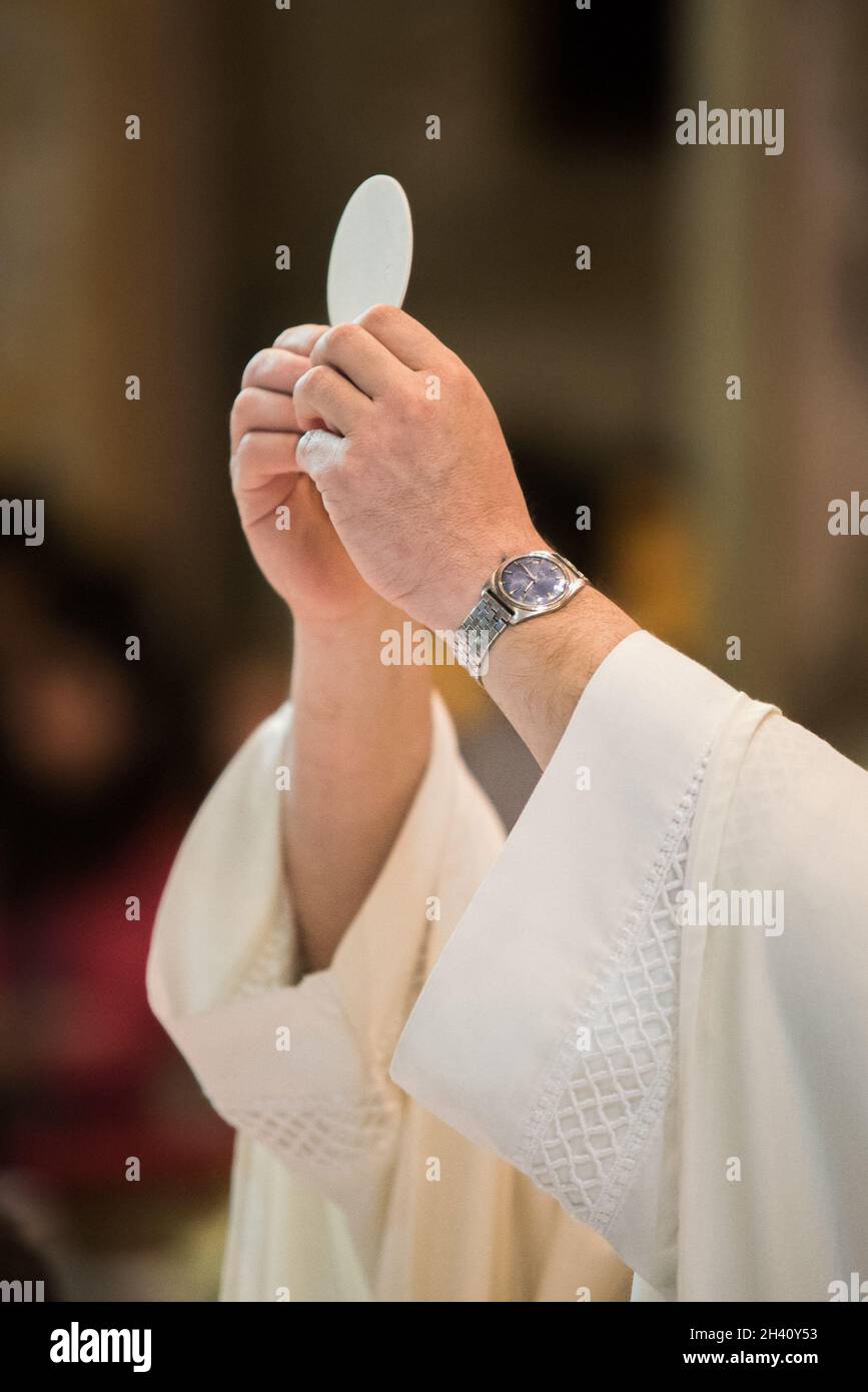 Host and communion hi-res stock photography and images - Alamy