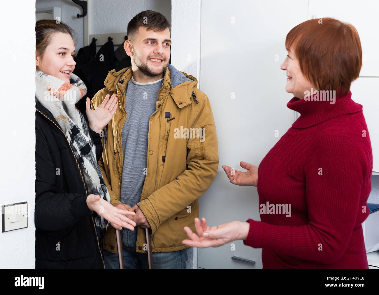 Adult children visiting elderly mother Stock Photo - Alamy
