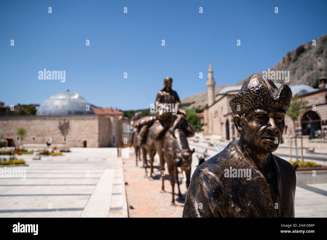 Bronze camel caravan statues hi-res stock photography and images - Alamy