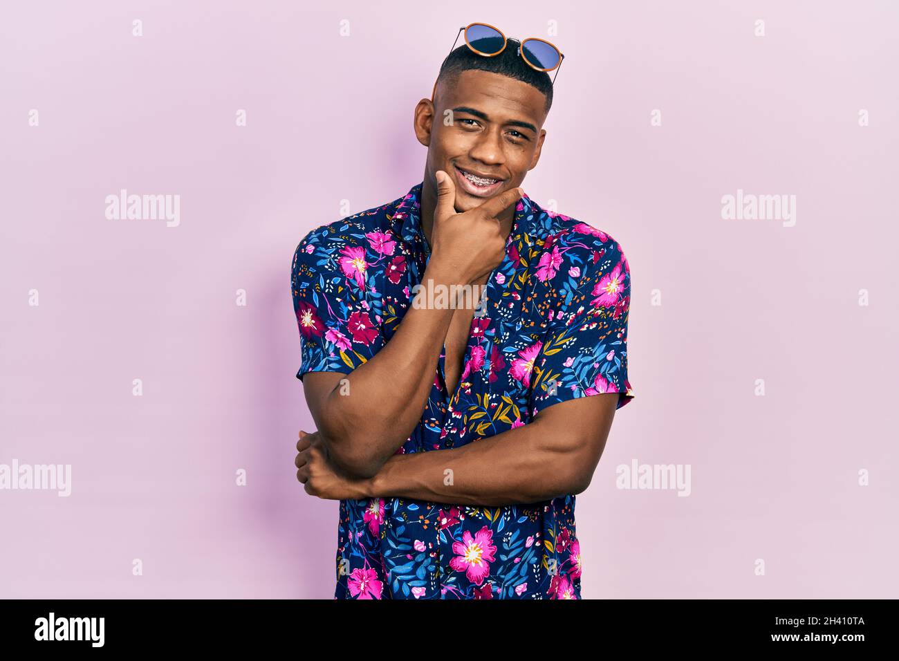 Young black man wearing hawaiian shirt and sunglasses looking confident ...
