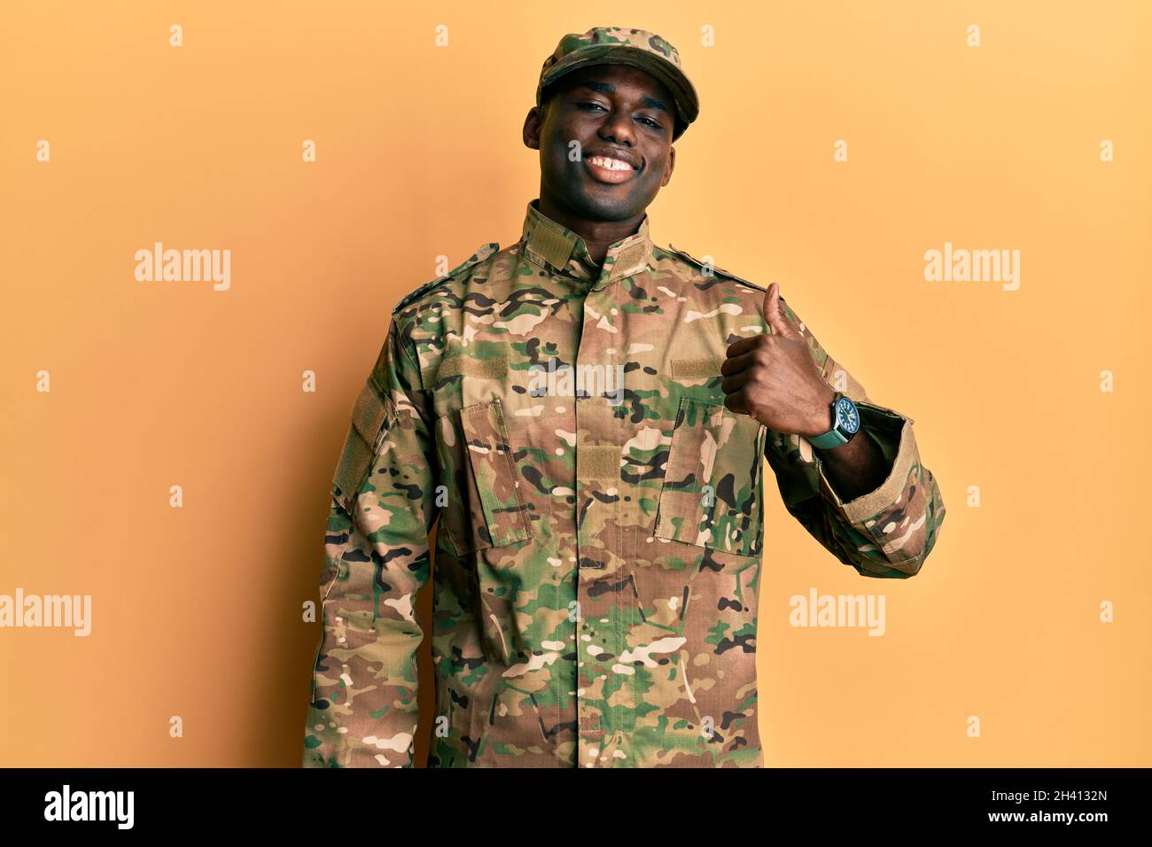 Soldier looking camera thumbs up hi-res stock photography and images ...