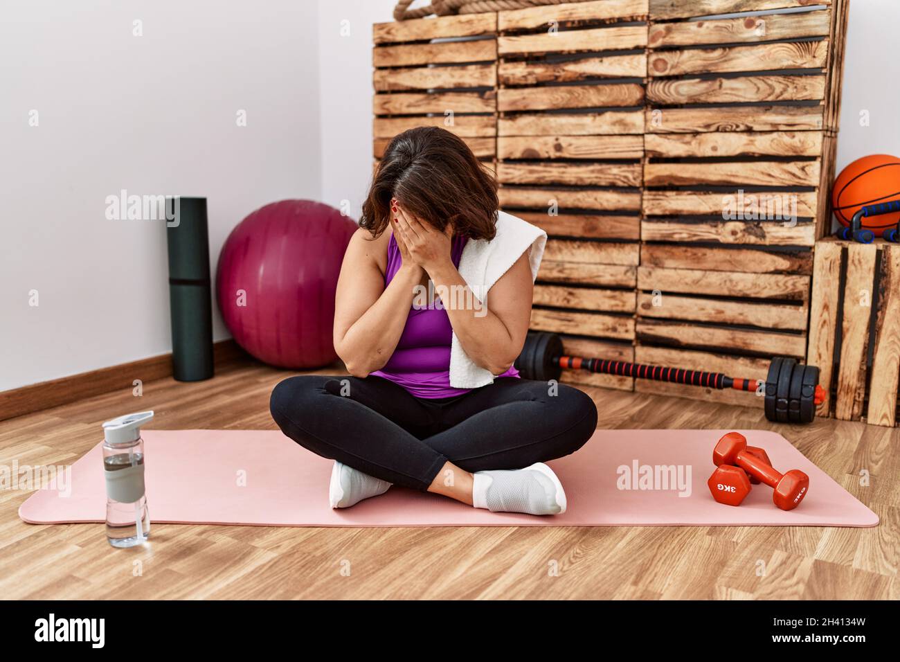 Mature woman gym worried hi-res stock photography and images - Alamy