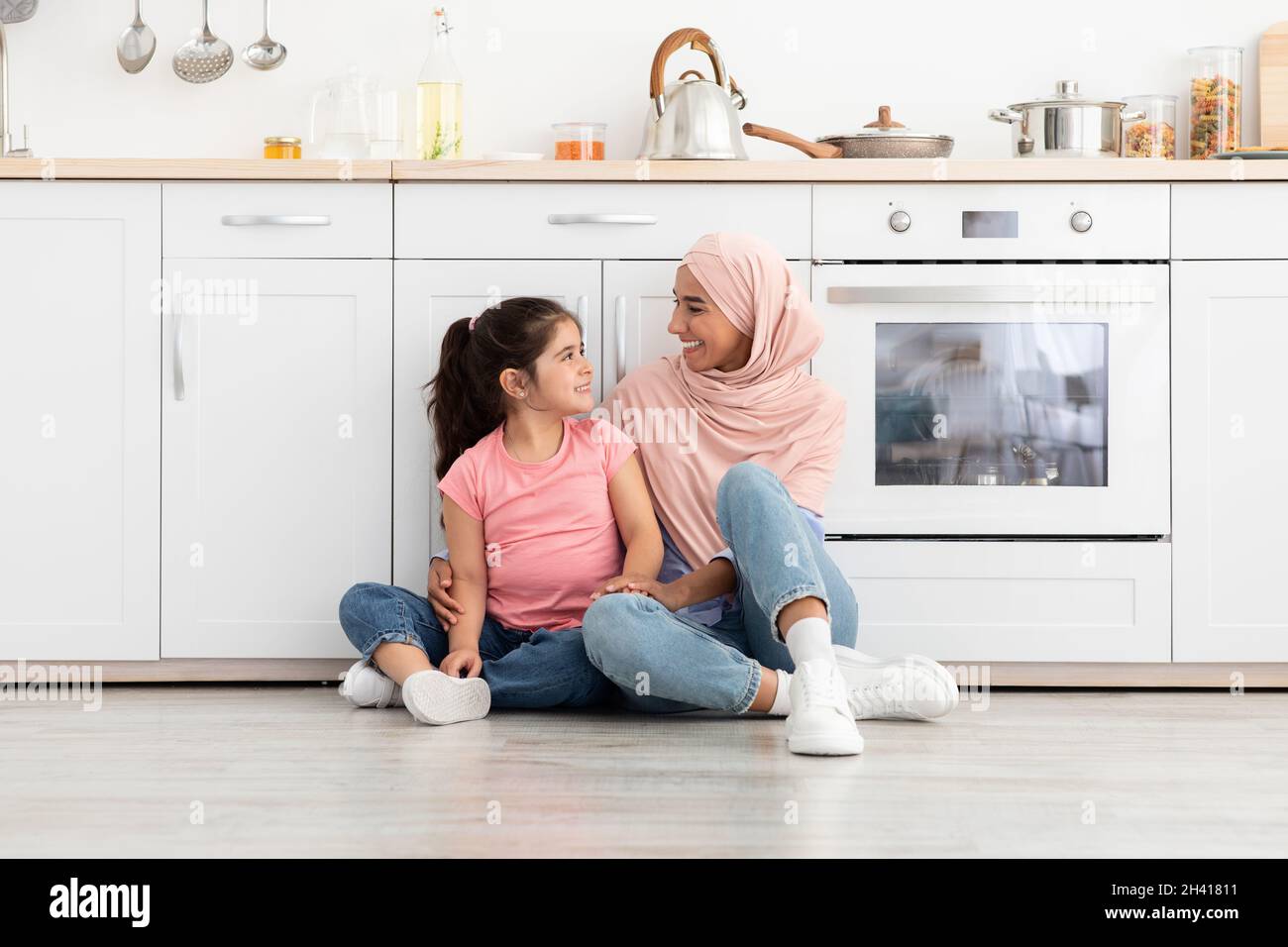 Happy mom daughter hugging other hi-res stock photography and images - Alamy
