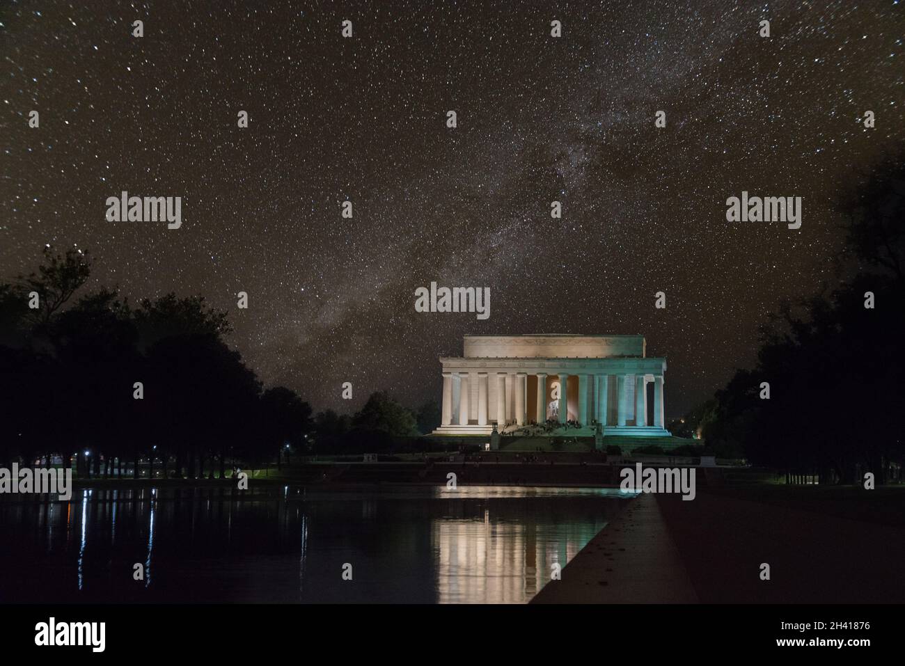 Water reflection and lincoln memorial hi-res stock photography and ...