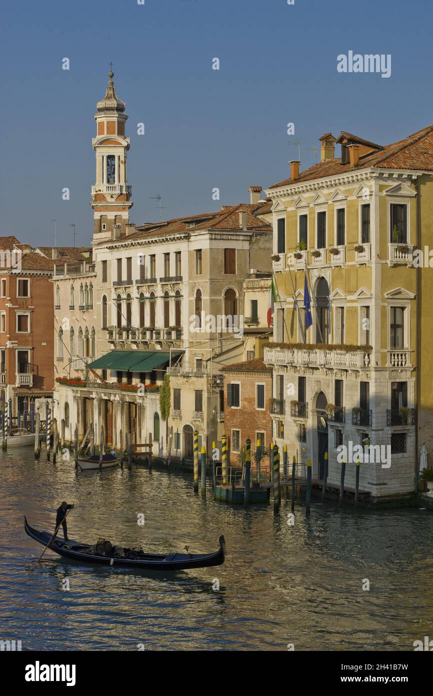Gondola view rialto bridge hi-res stock photography and images - Alamy