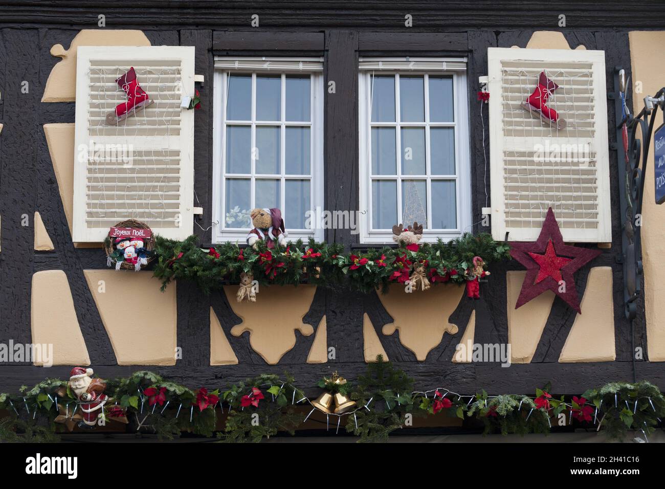 Christmas decorated windows hi-res stock photography and images - Alamy