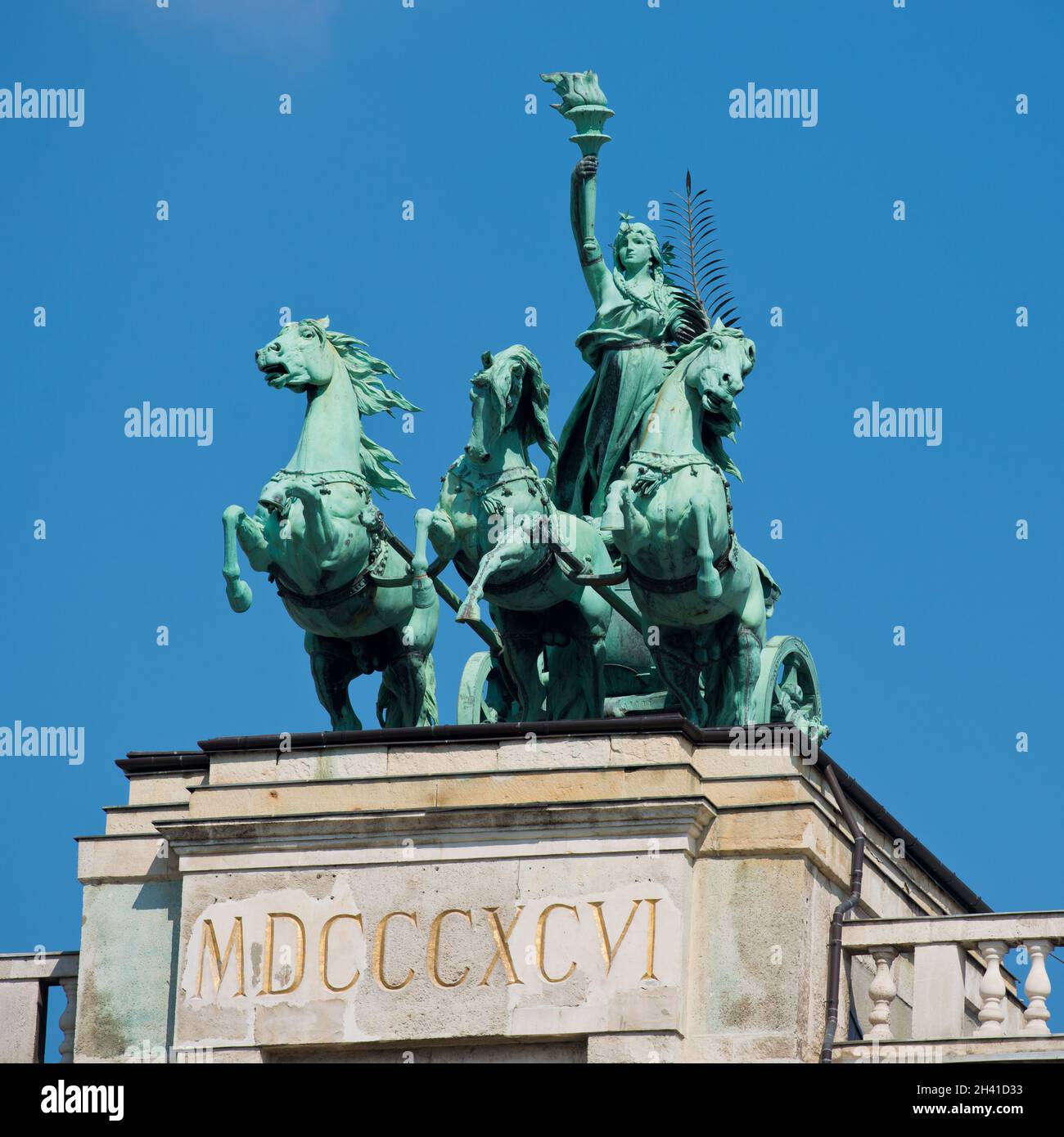 Sculpture of an old chariot hi-res stock photography and images - Alamy