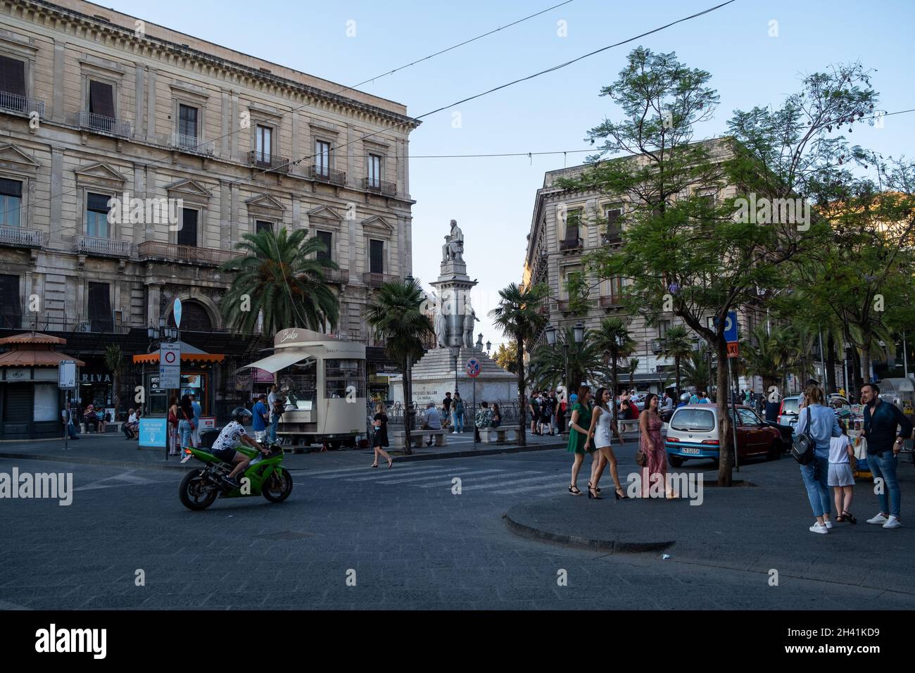 Catania, Sicily - 17 July 2021: old town Catania, street and buildings ...