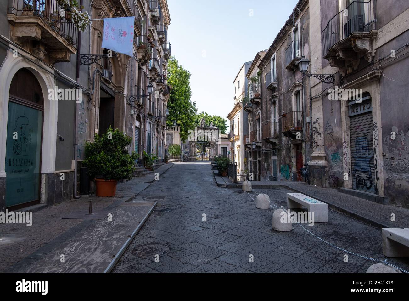 Catania, Sicily - 17 July 2021: old town Catania, street and buildings ...