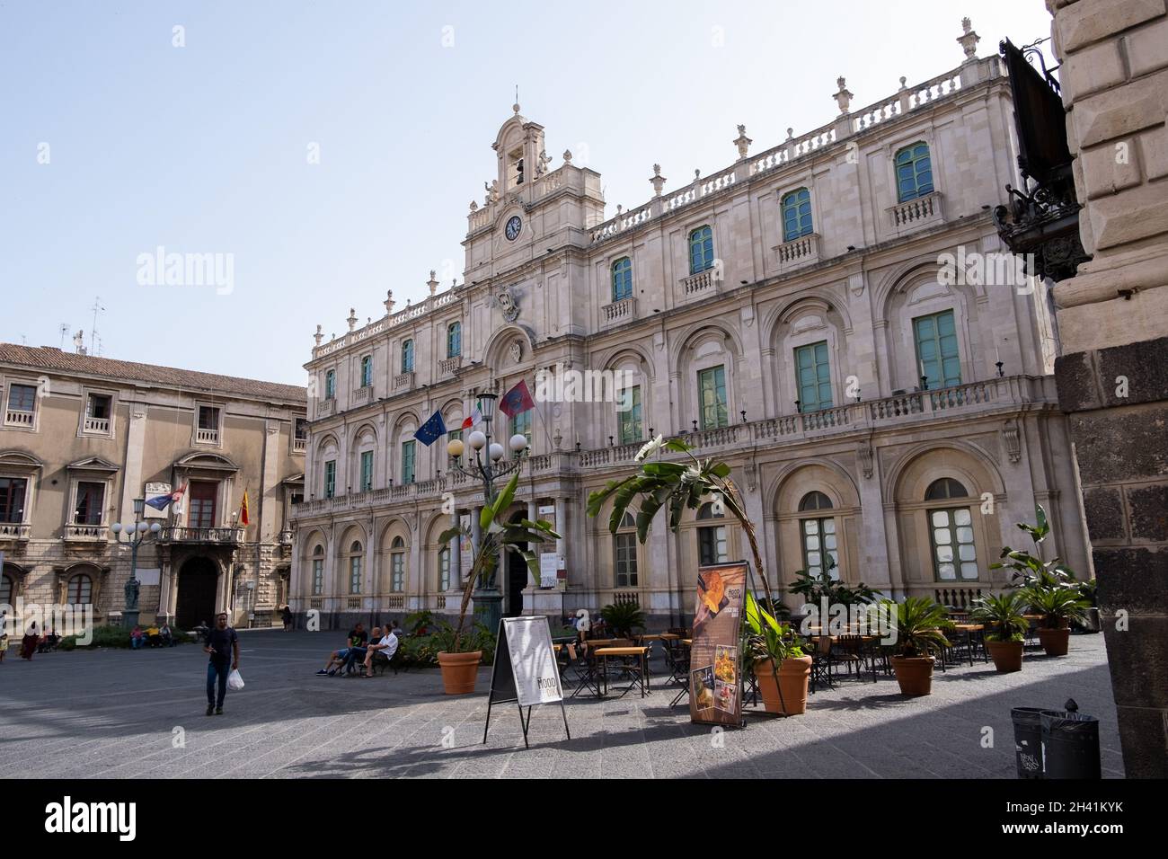 Catania, Sicily - 17 July 2021: old town Catania, street and buildings ...