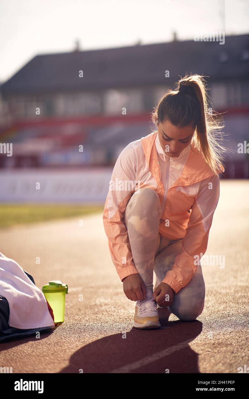Caucasian female athlete training for the race at the stadium Stock ...