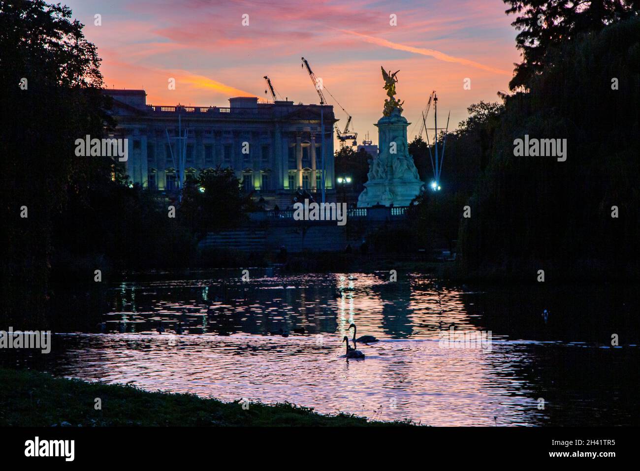 A beautiful sunset over Buckingham Palace and St James Park in lthe ...