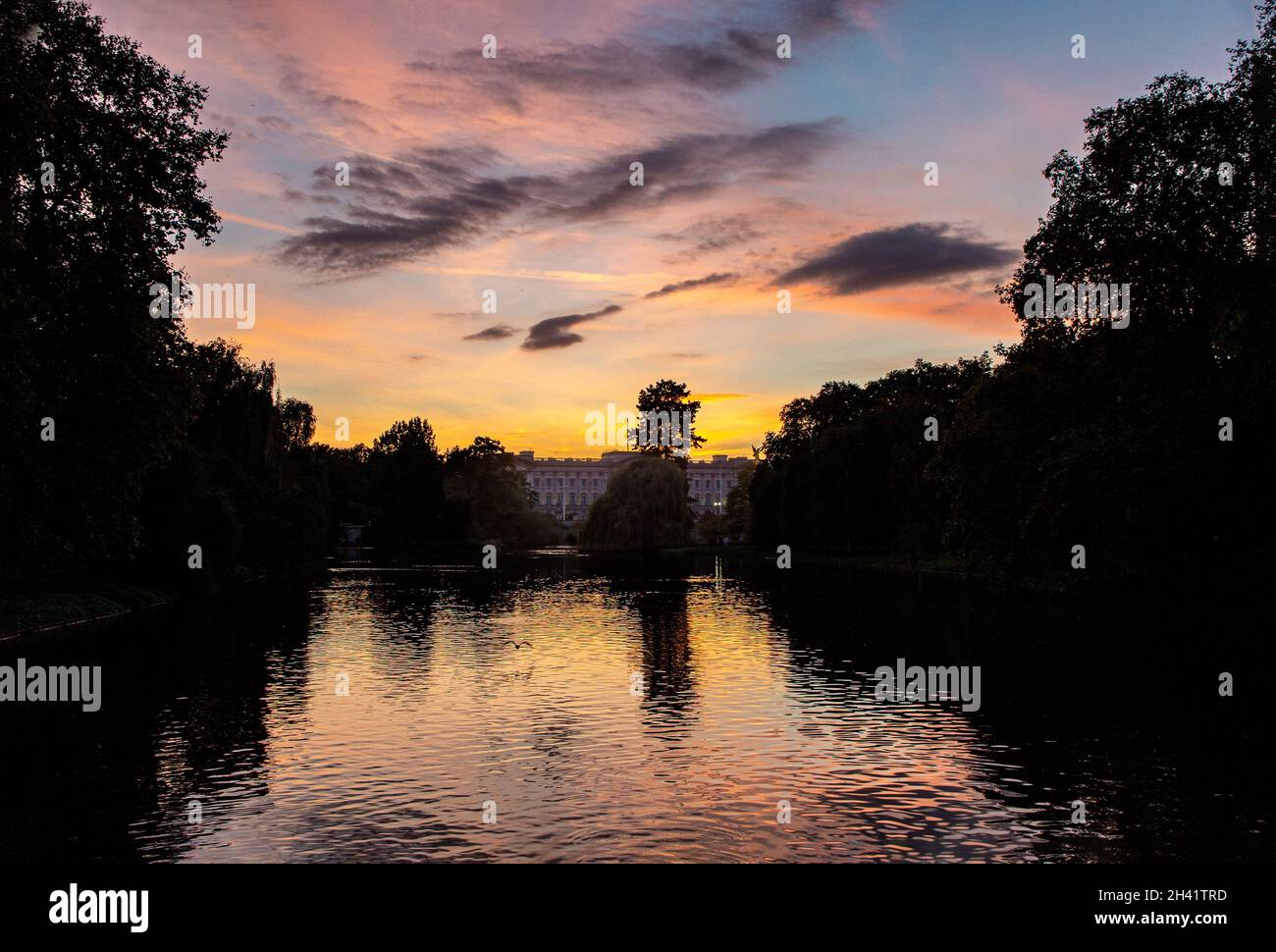 A beautiful sunset over Buckingham Palace and St James Park in lthe ...