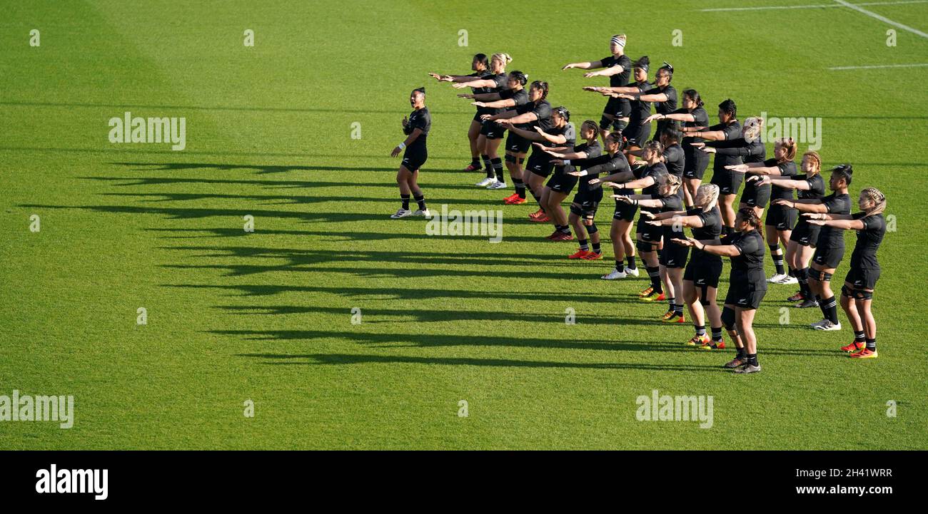 Maori dance haka women hi-res stock photography and images - Alamy