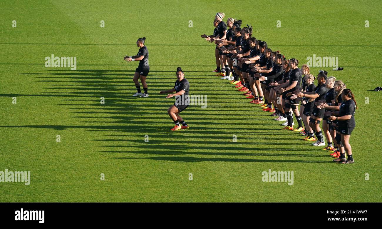 Maori dance haka women hi-res stock photography and images - Alamy