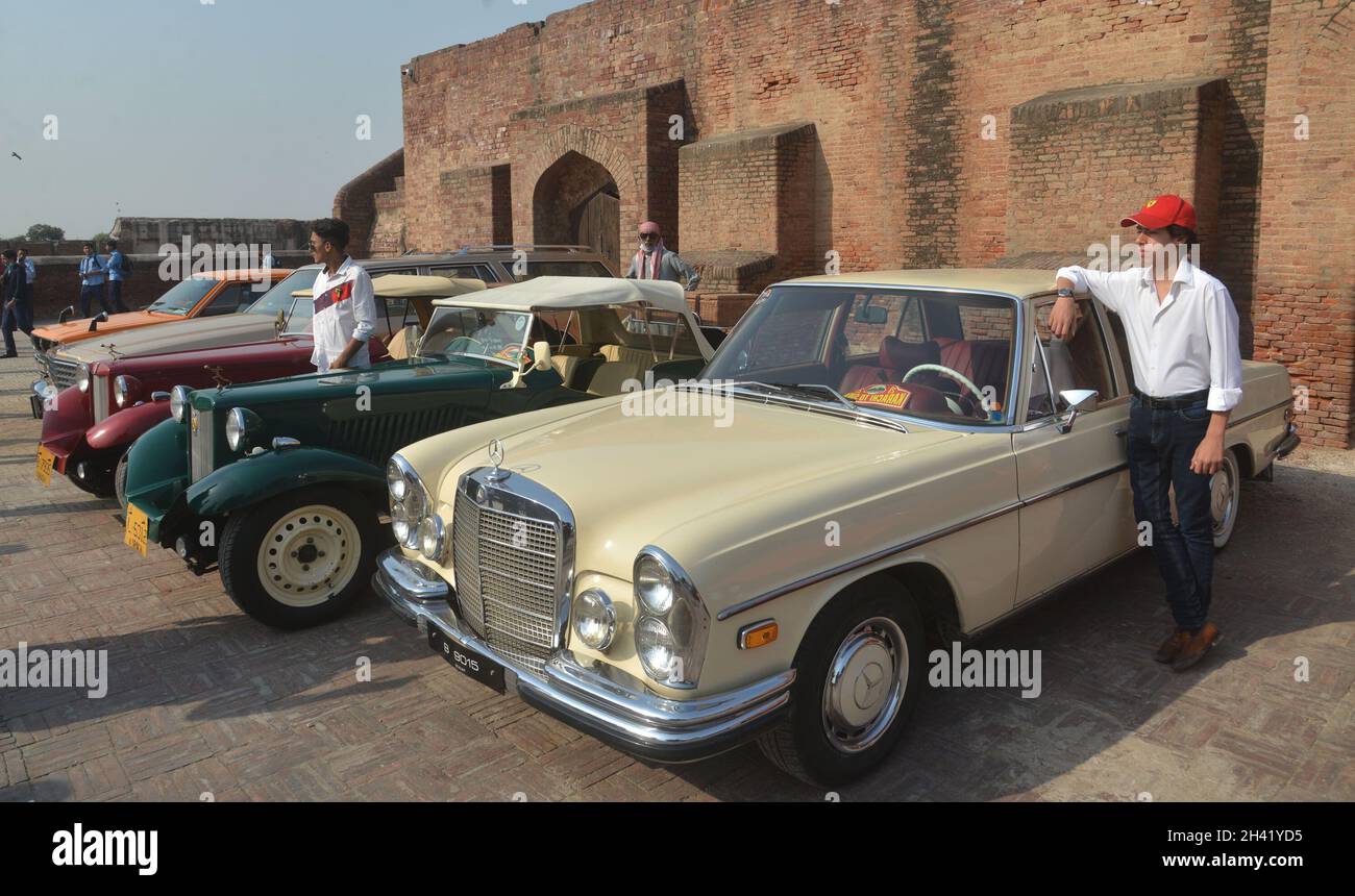 Pakistani people take apart of Auto shows vintage car rally organized ...