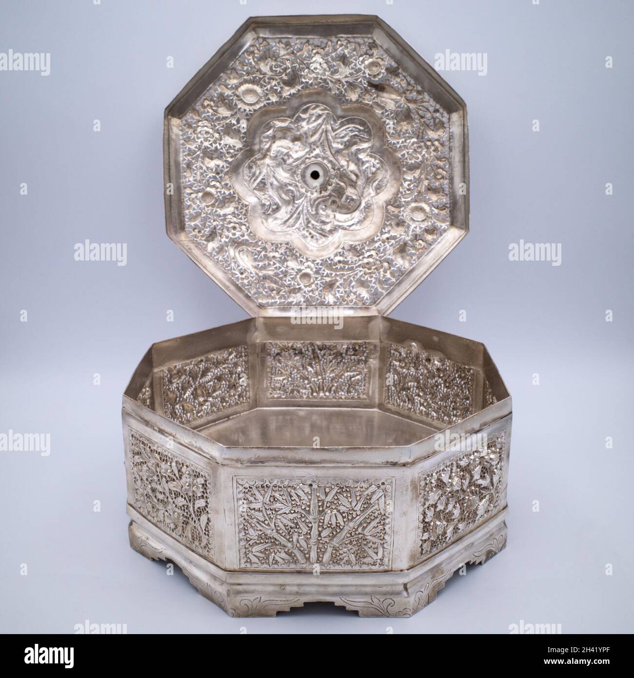 Peranakan chinese and baba nyonya hi-res stock photography and images ...