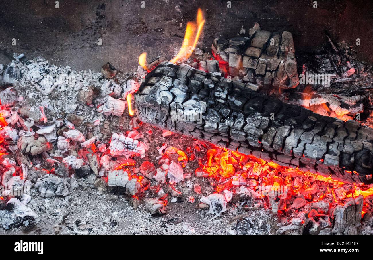 Burning out a log hi-res stock photography and images - Alamy
