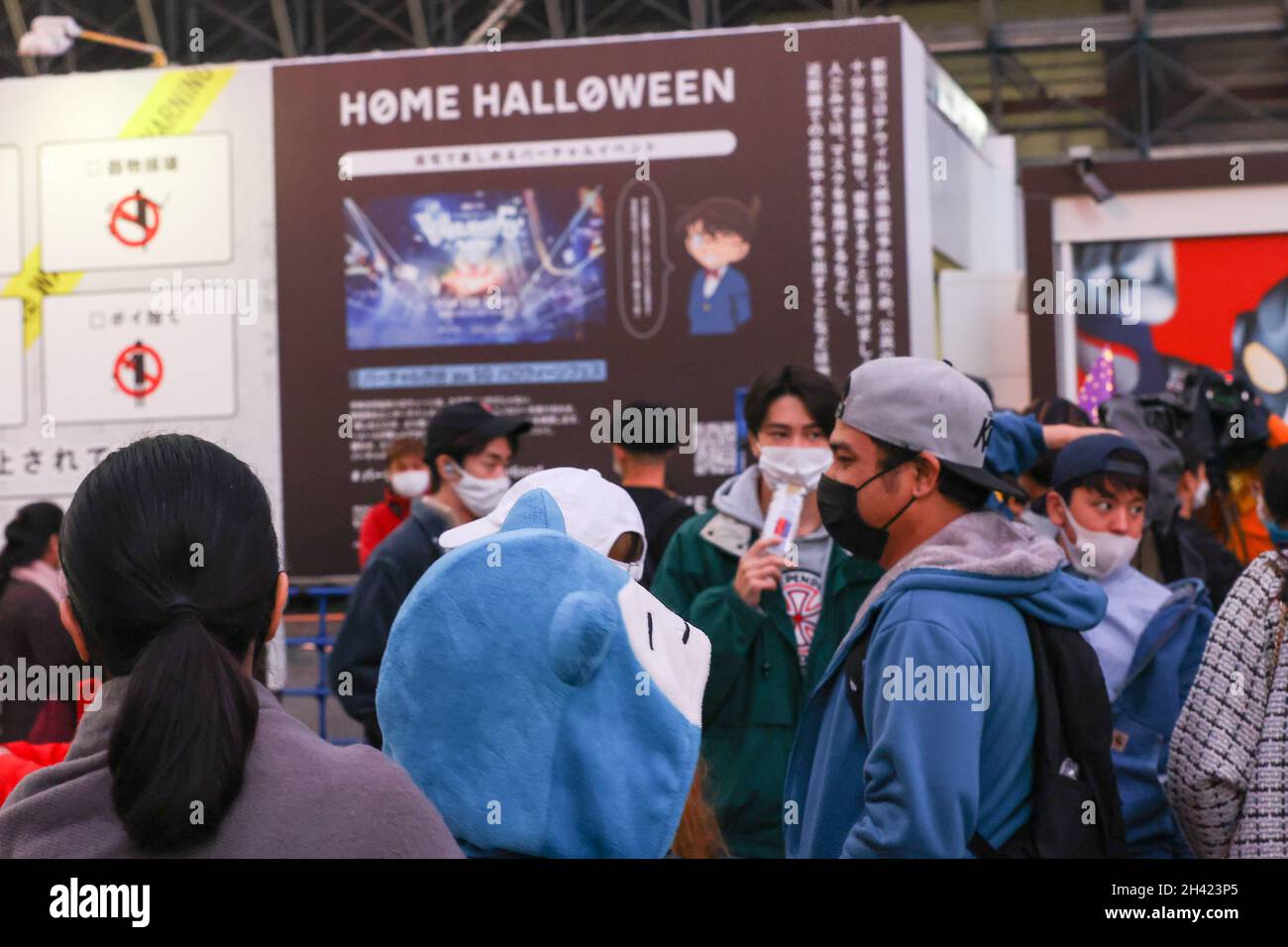Japan, Tokyo, Shibuya, people in costumes gather for Halloween and ...