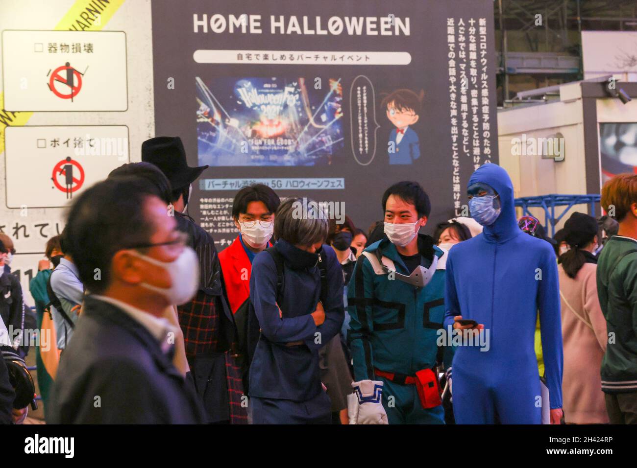 Japan, Tokyo, Shibuya, people in costumes gather for Halloween and ...