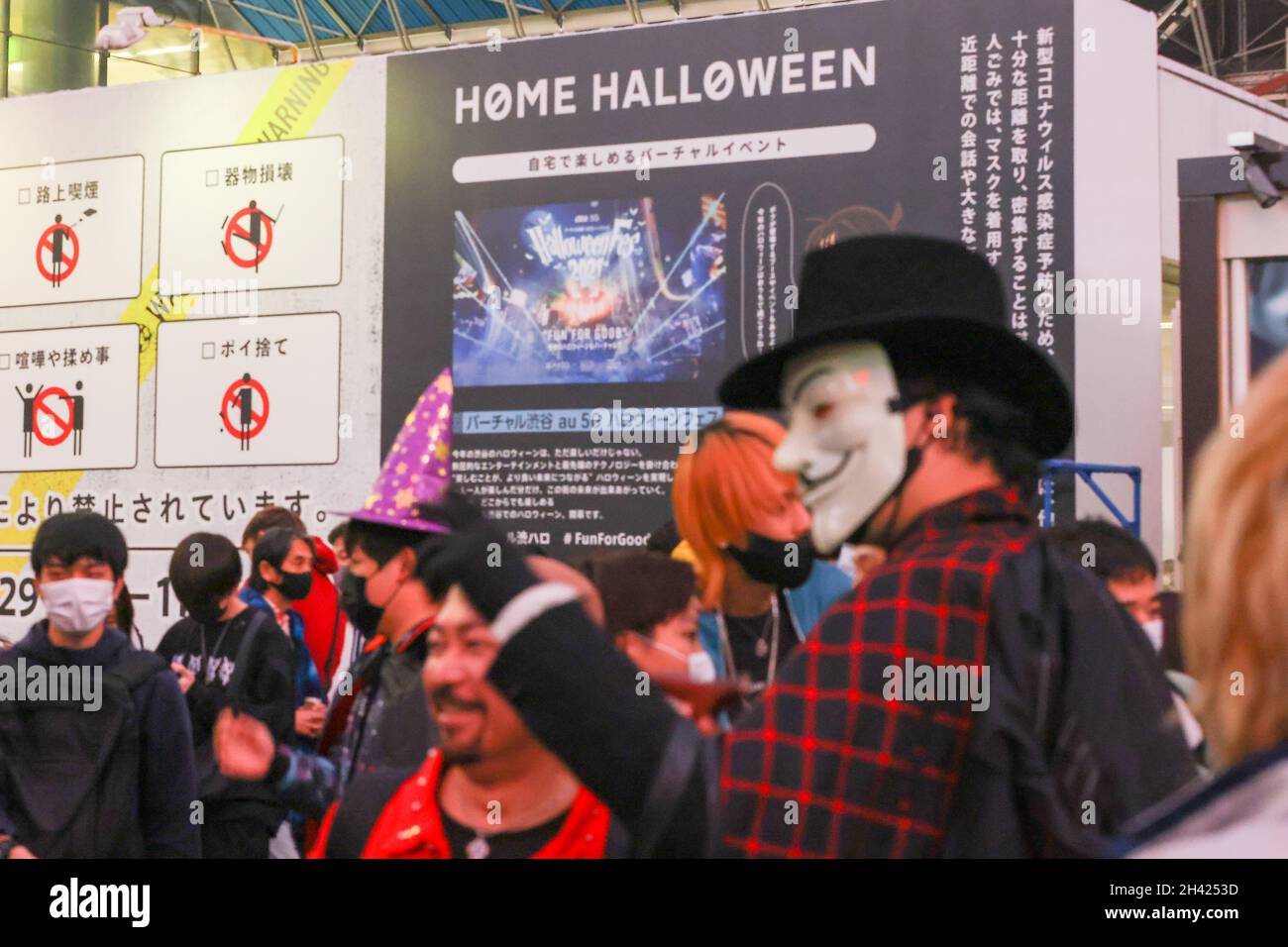 Japan, Tokyo, Shibuya, people in costumes gather for Halloween and ...