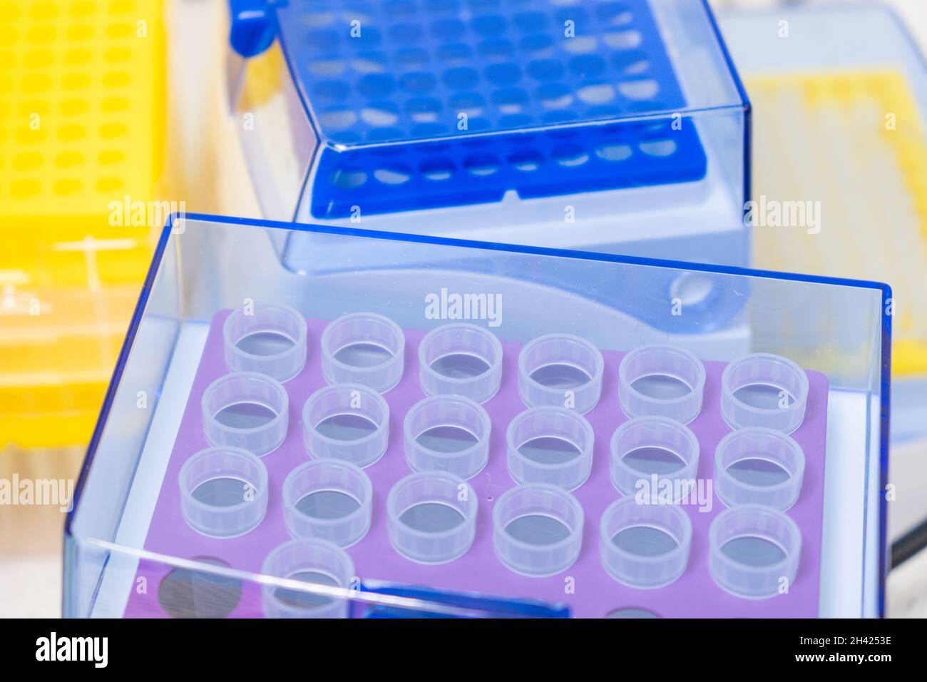 Automatic pipette tips hi-res stock photography and images - Alamy