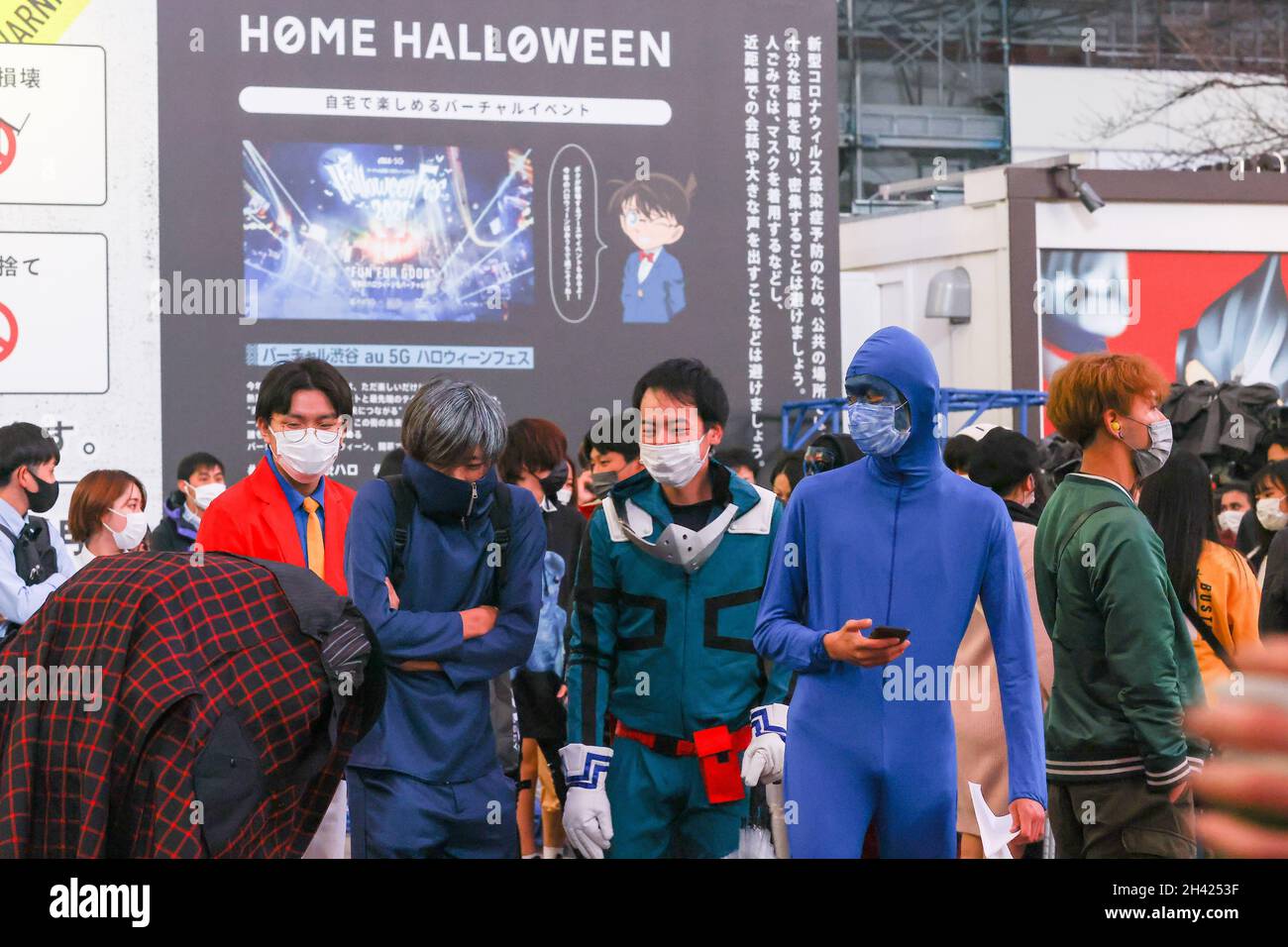 Japan, Tokyo, Shibuya, people in costumes gather for Halloween and ...