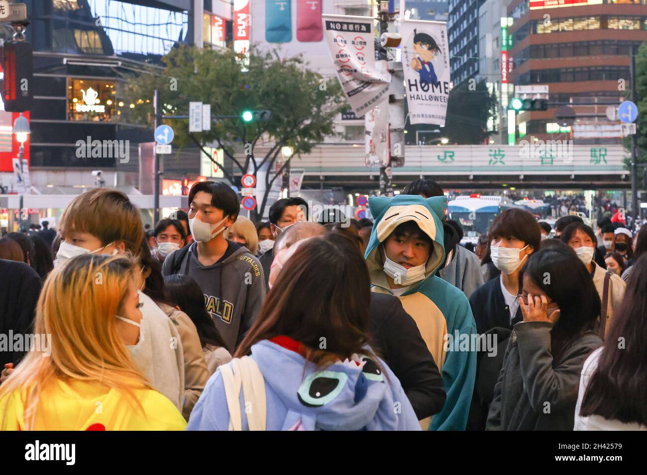 Japan, Tokyo, Shibuya, people in costumes gather for Halloween and ...
