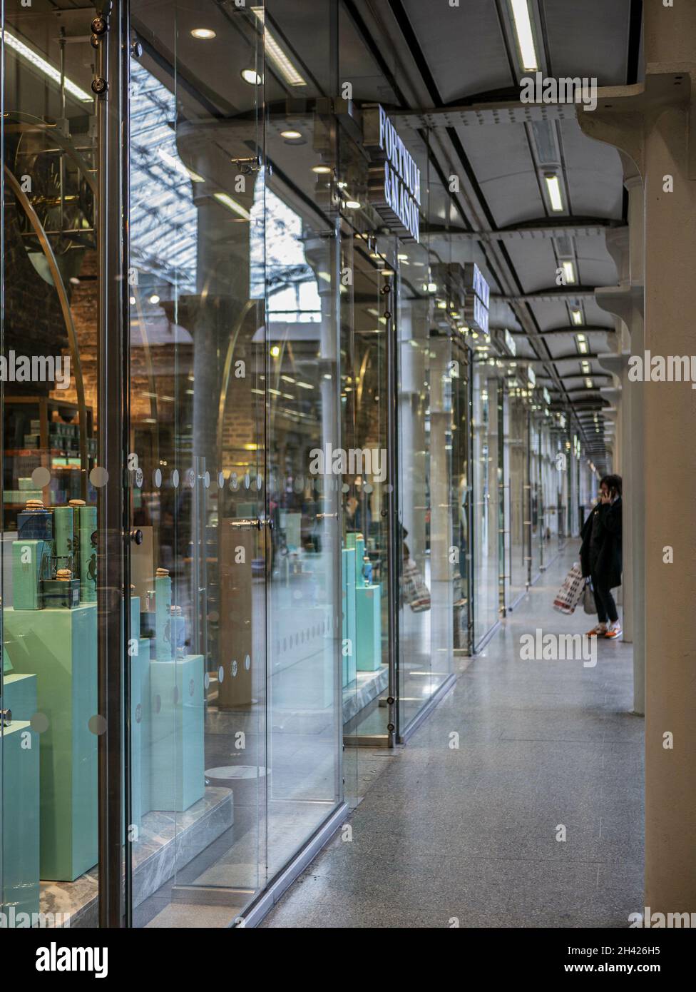 Glass shop facade hi-res stock photography and images - Alamy