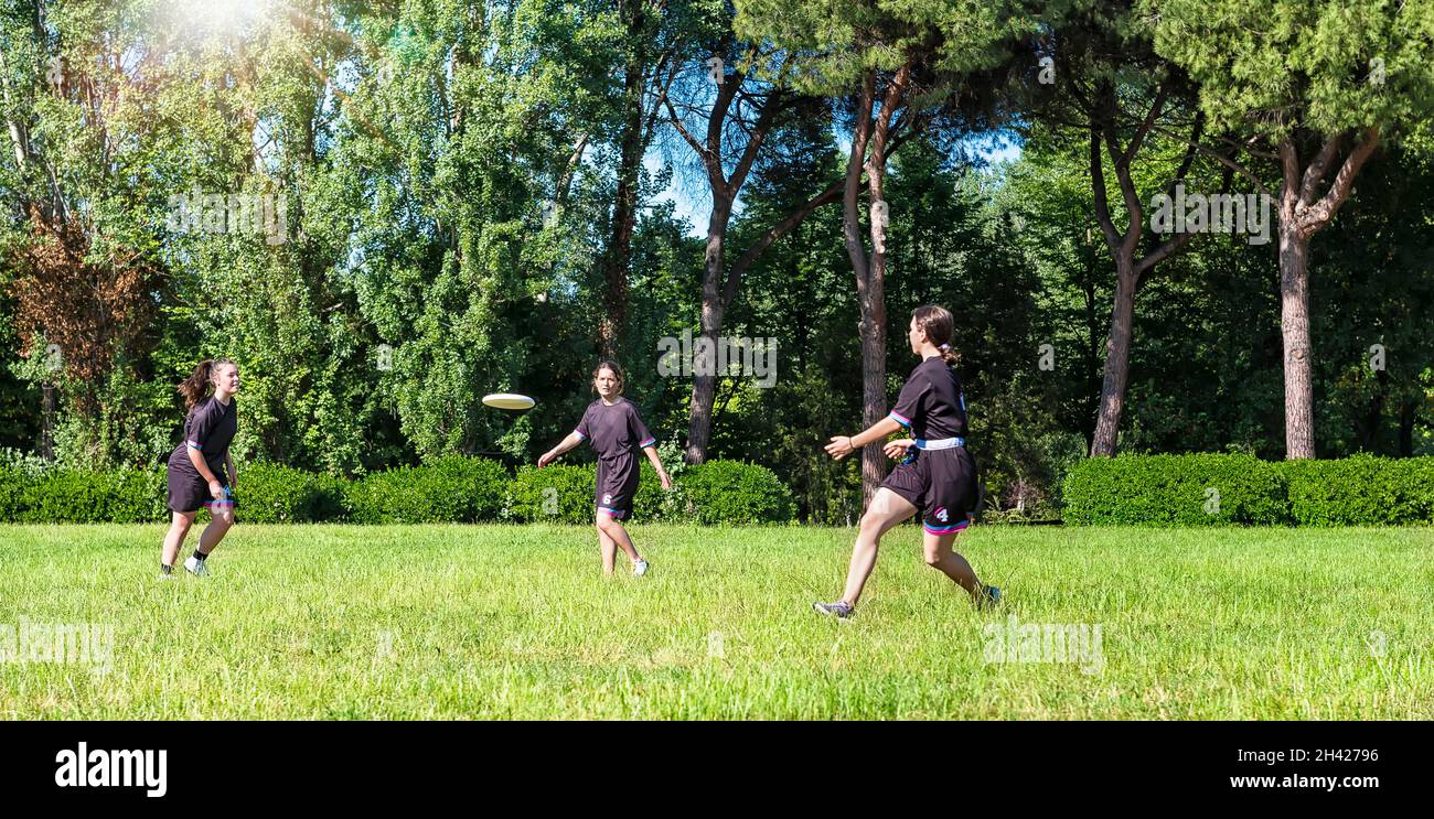 Throwing a disc hi-res stock photography and images - Alamy