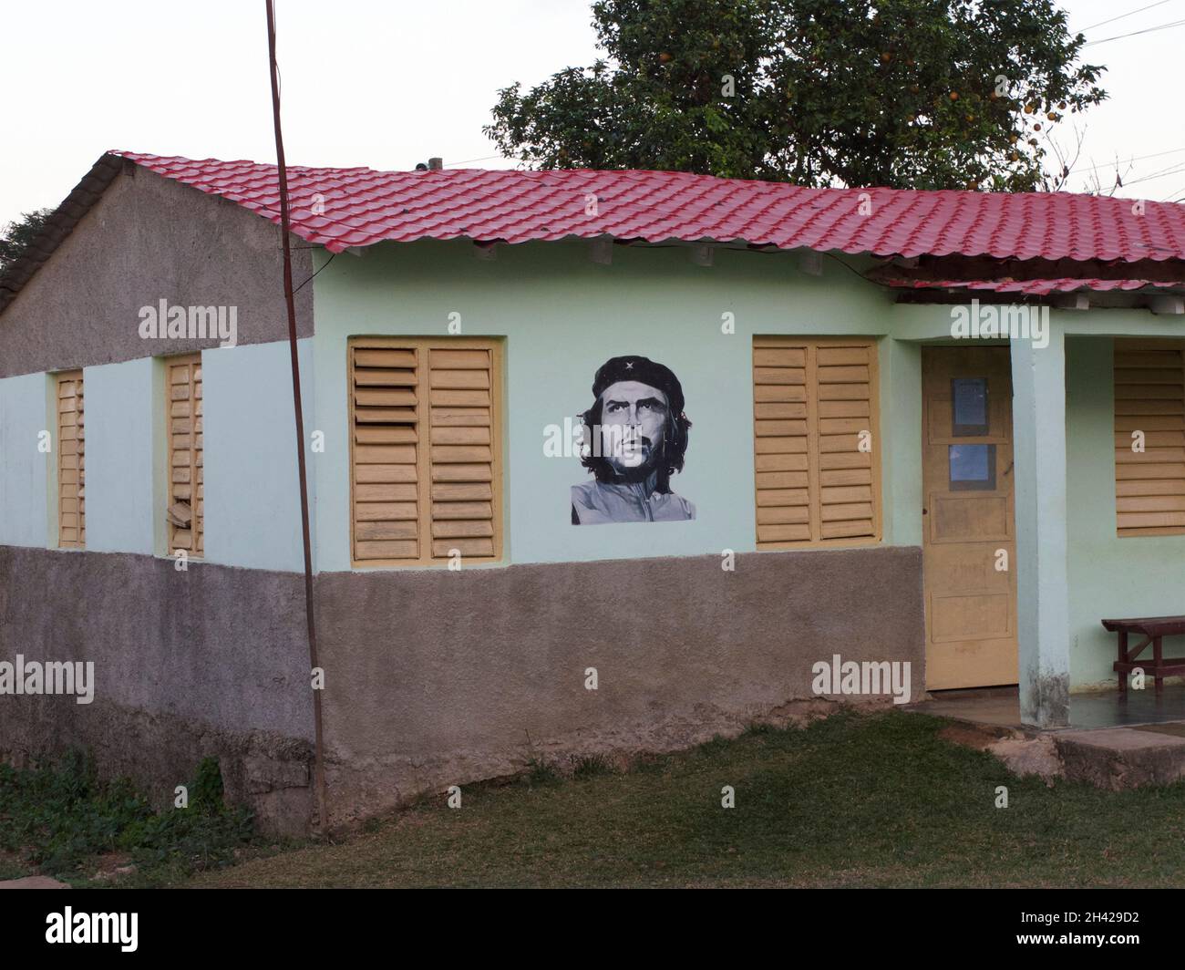A house in Cuba with a portrait of Che Guevara painted on the wall ...