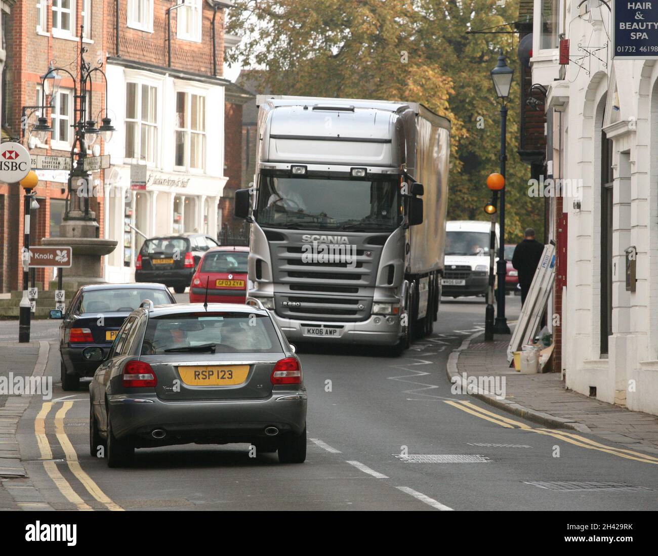 SCANIA HGV TRUCK IN URBAN SETTING Stock Photo - Alamy