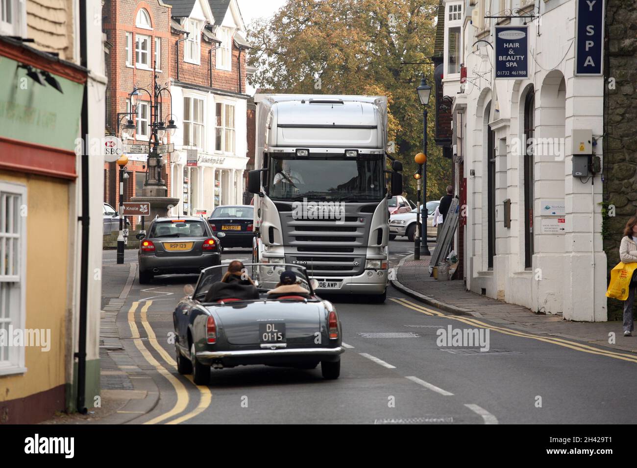 SCANIA HGV TRUCK IN URBAN SETTING Stock Photo - Alamy