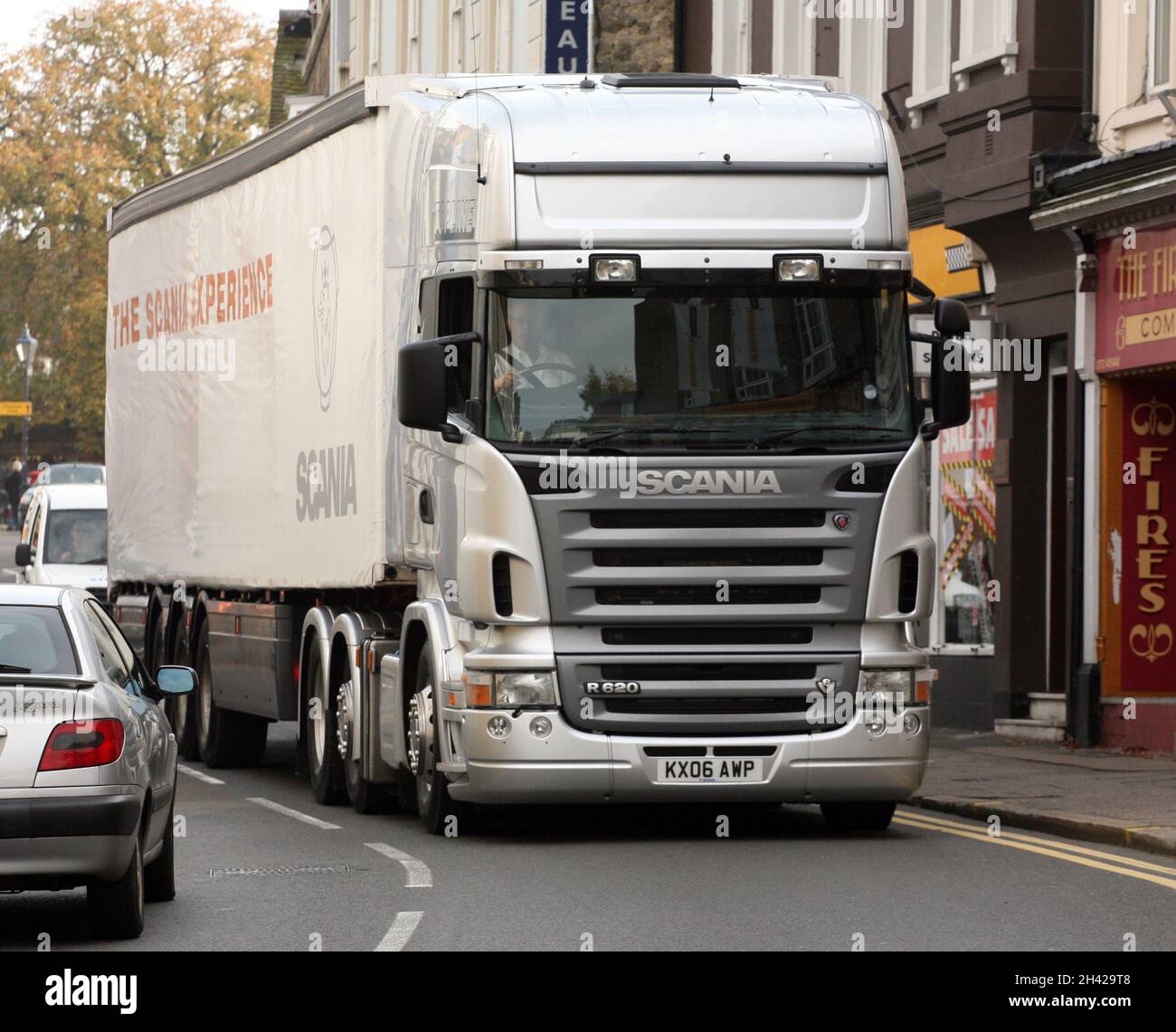 SCANIA HGV TRUCK IN URBAN SETTING Stock Photo - Alamy