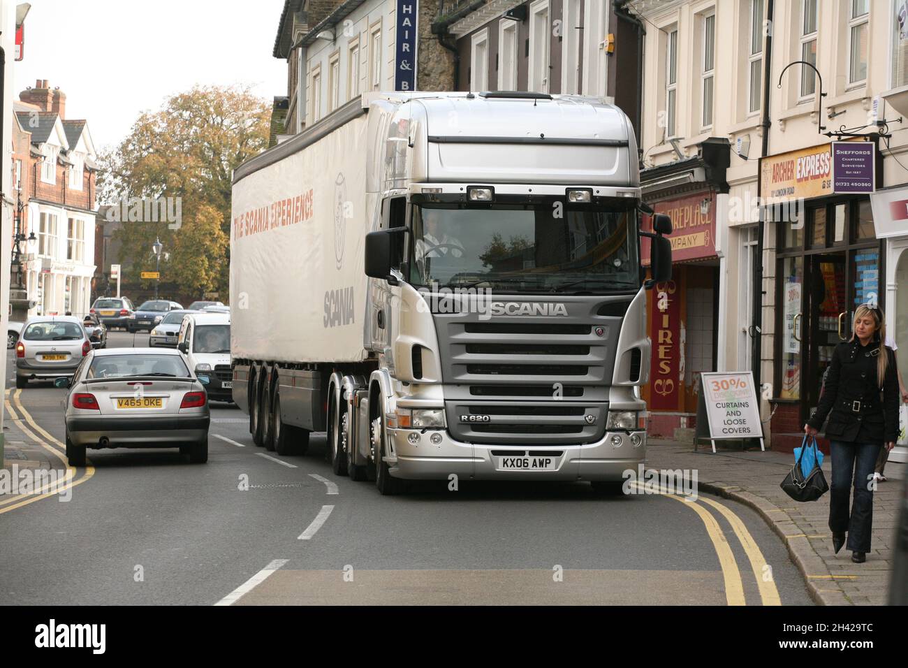 SCANIA HGV TRUCK IN URBAN SETTING Stock Photo - Alamy