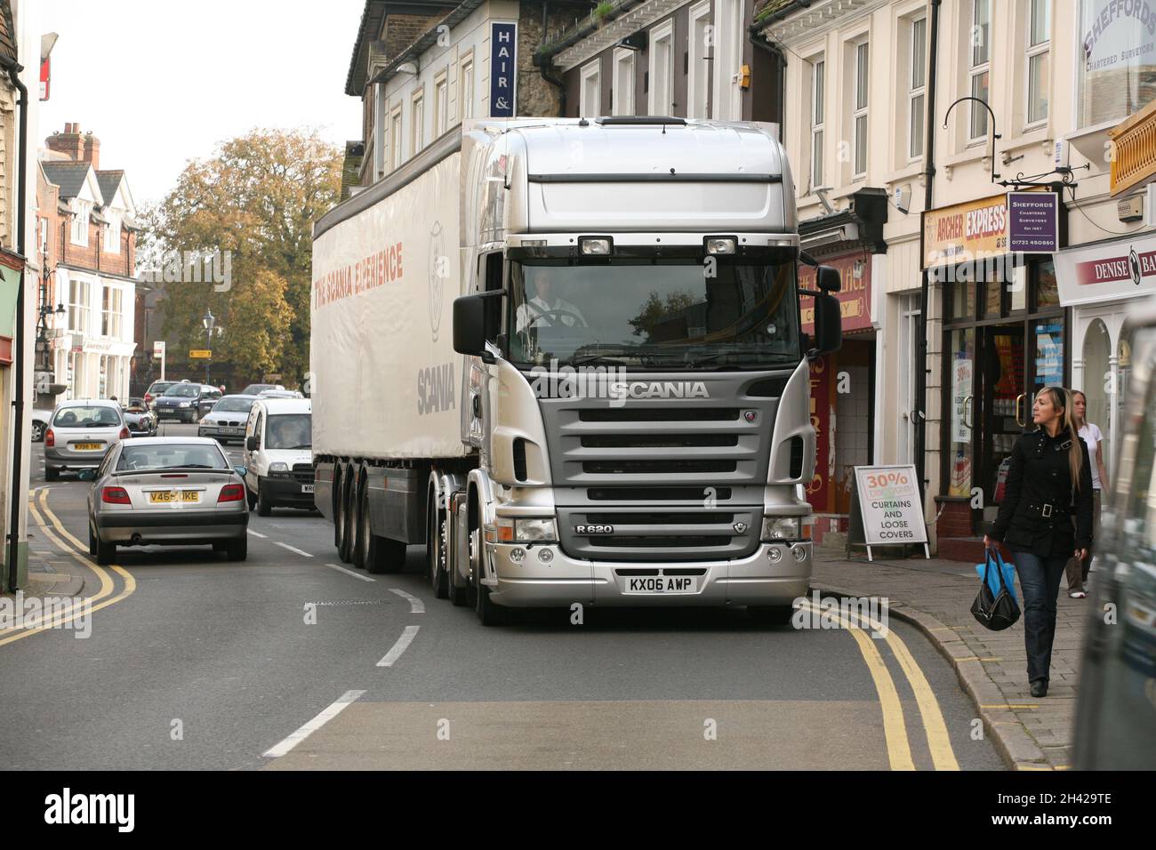 SCANIA HGV TRUCK IN URBAN SETTING Stock Photo - Alamy