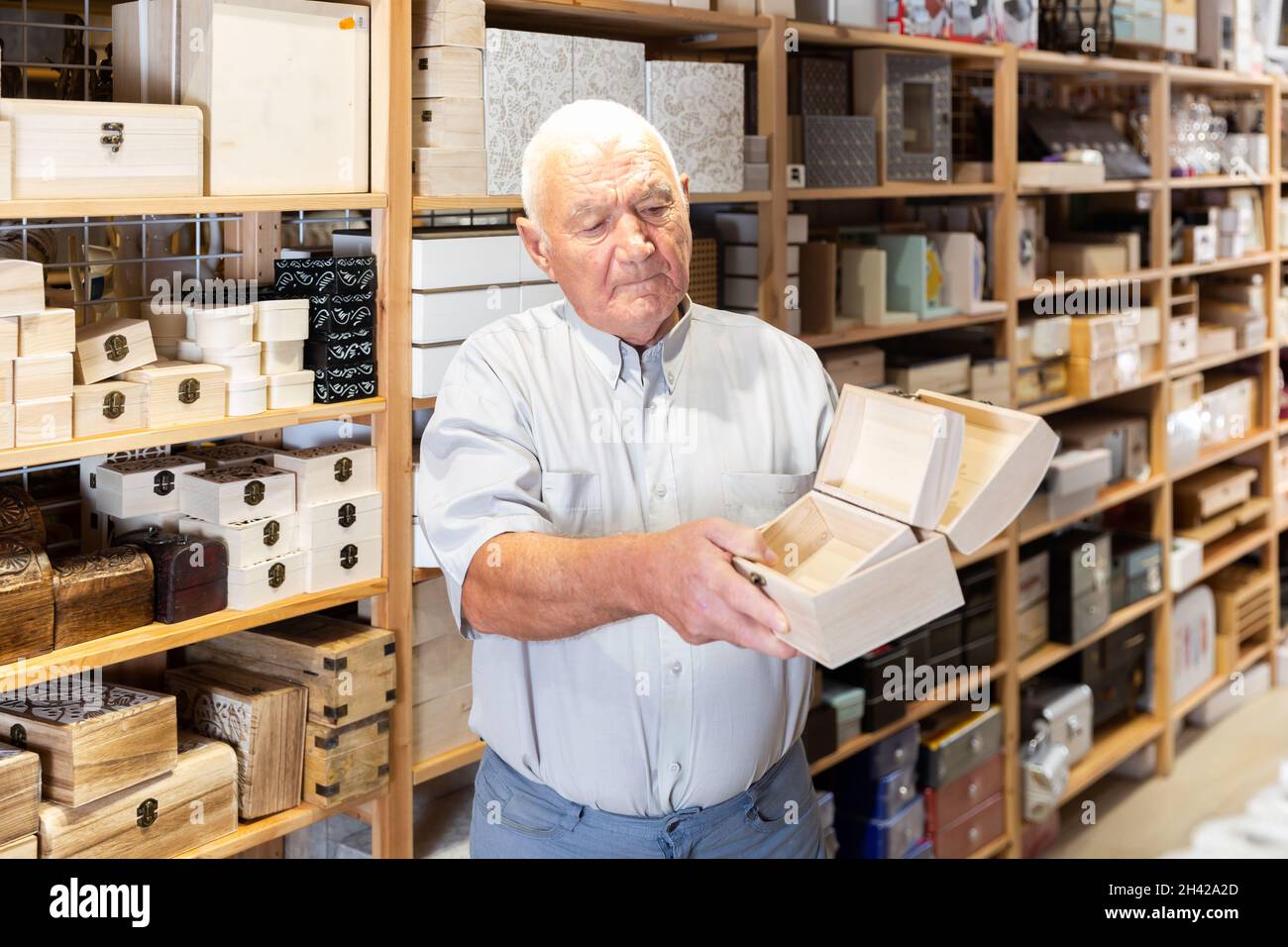 Elderly man looking storage hi-res stock photography and images - Alamy