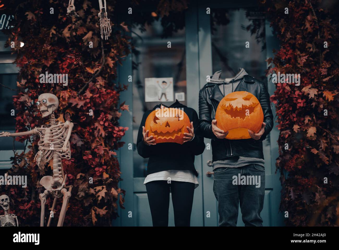 Headless couple hi-res stock photography and images - Alamy