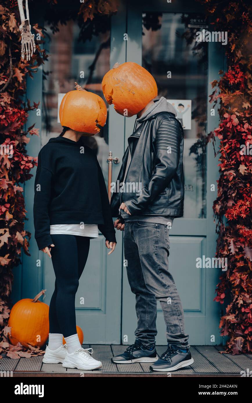 Headless couple hi-res stock photography and images - Alamy