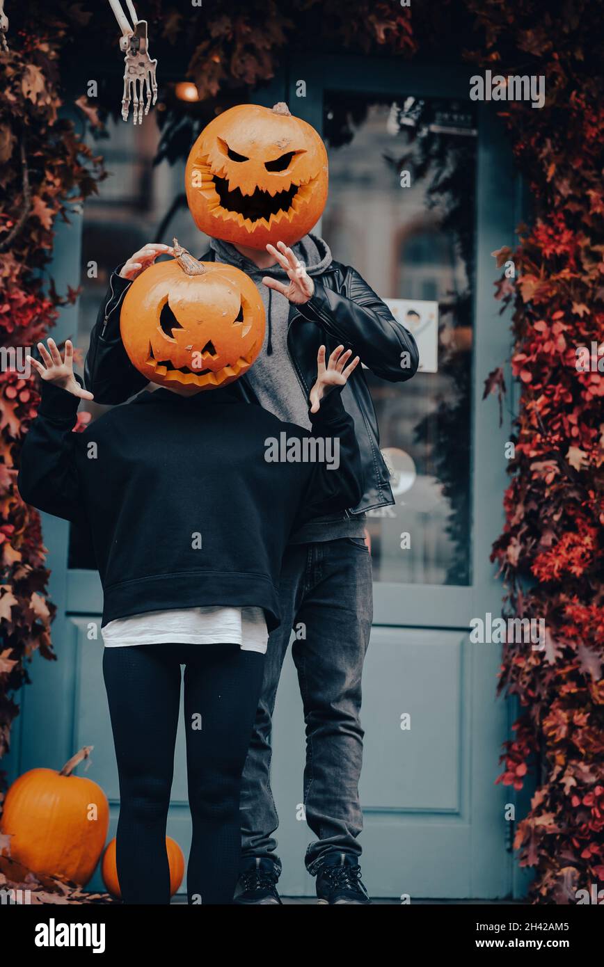 Headless couple hi-res stock photography and images - Alamy