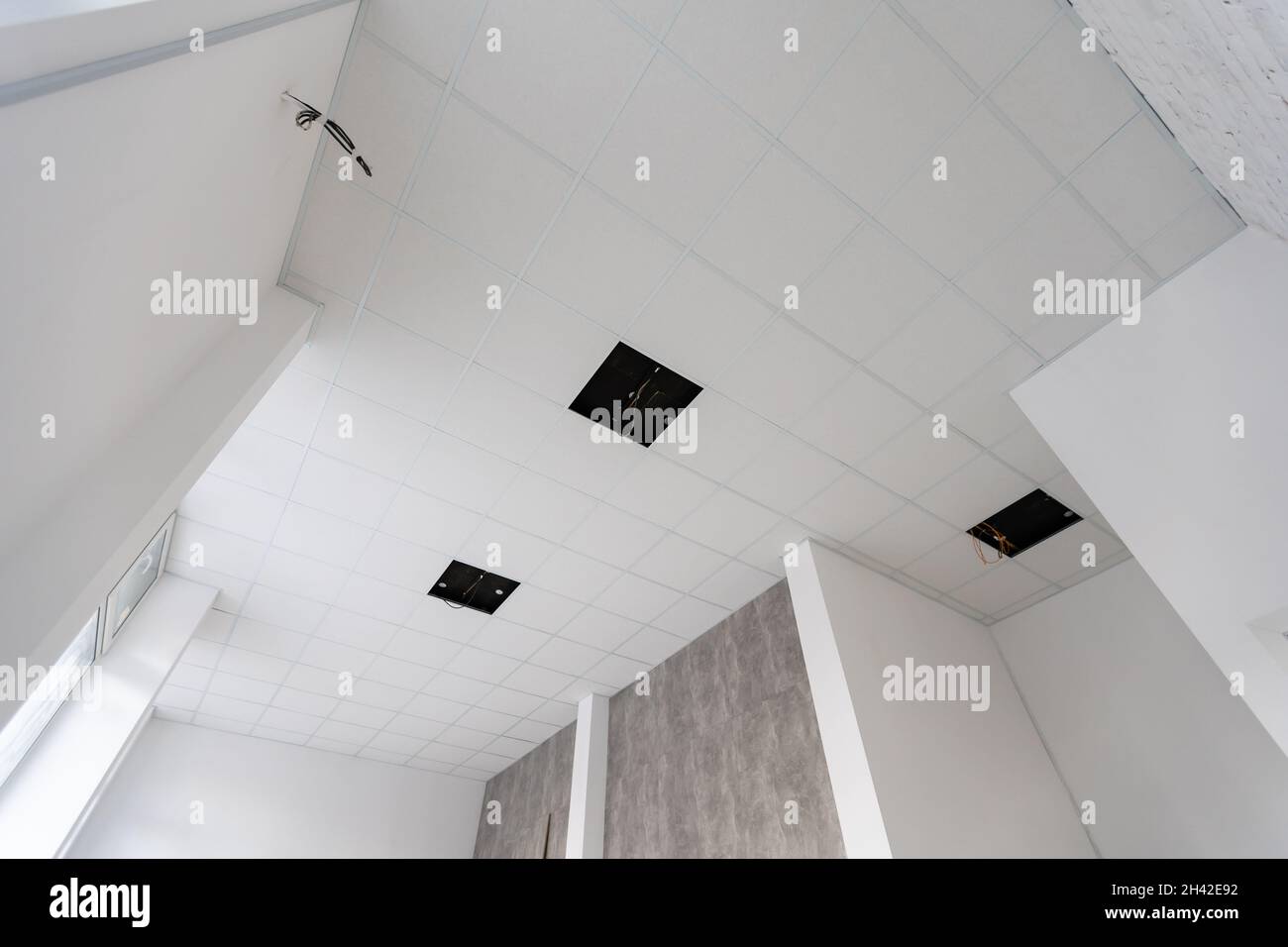 White ceiling in the office. White ceiling can reflect light well. The ...