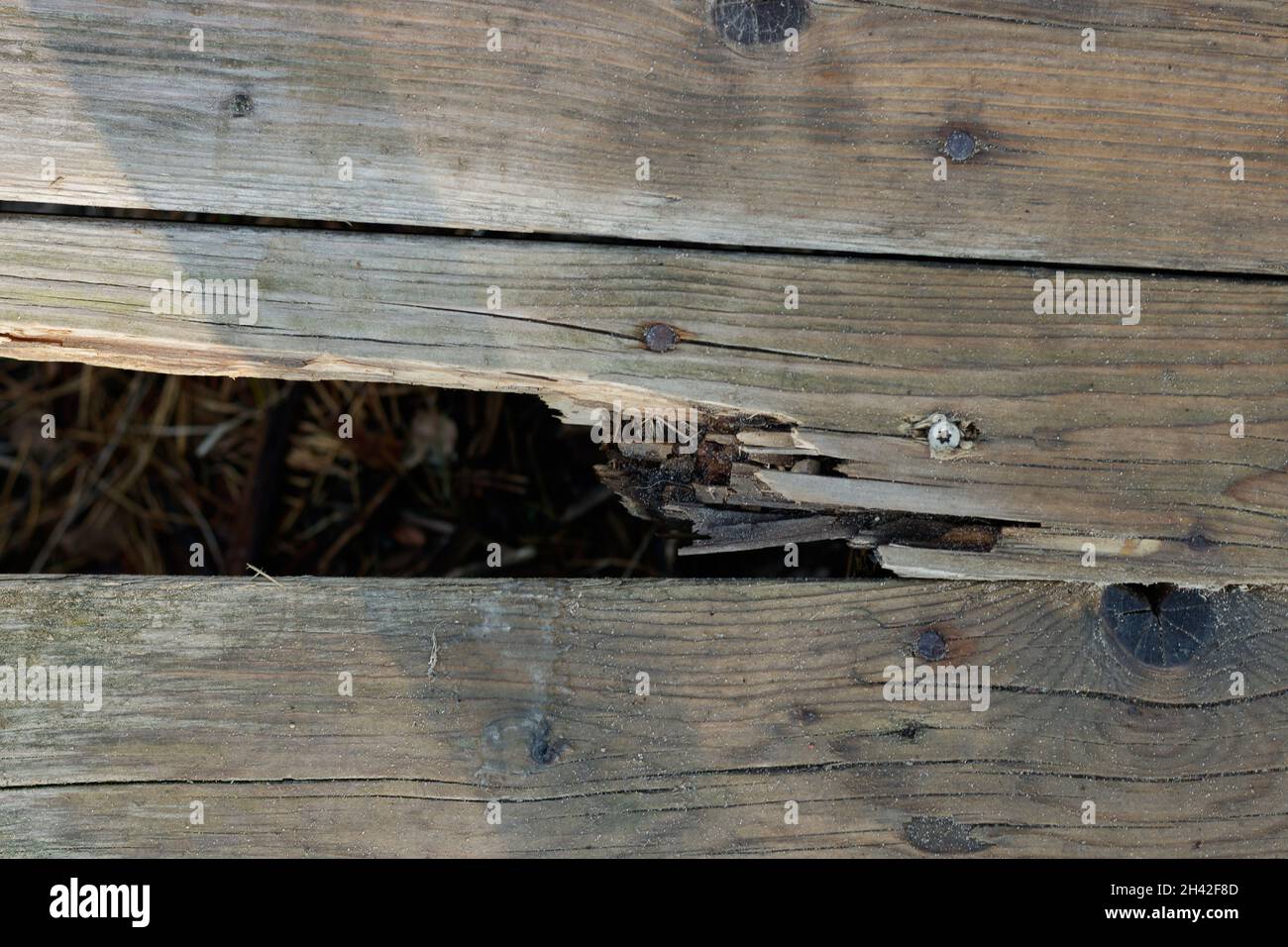 Hole between boards hi-res stock photography and images - Alamy