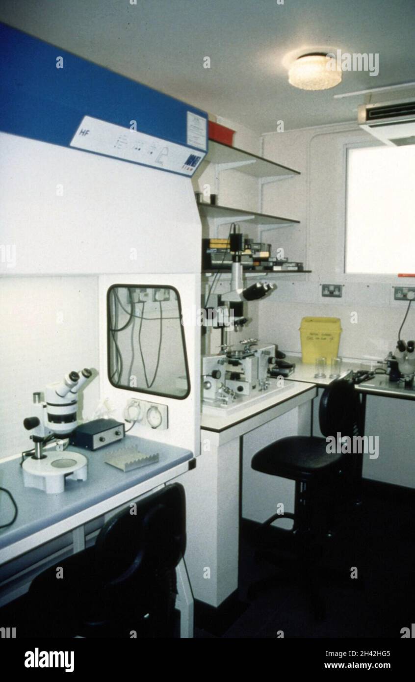 Embryo biopsy lab Stock Photo - Alamy