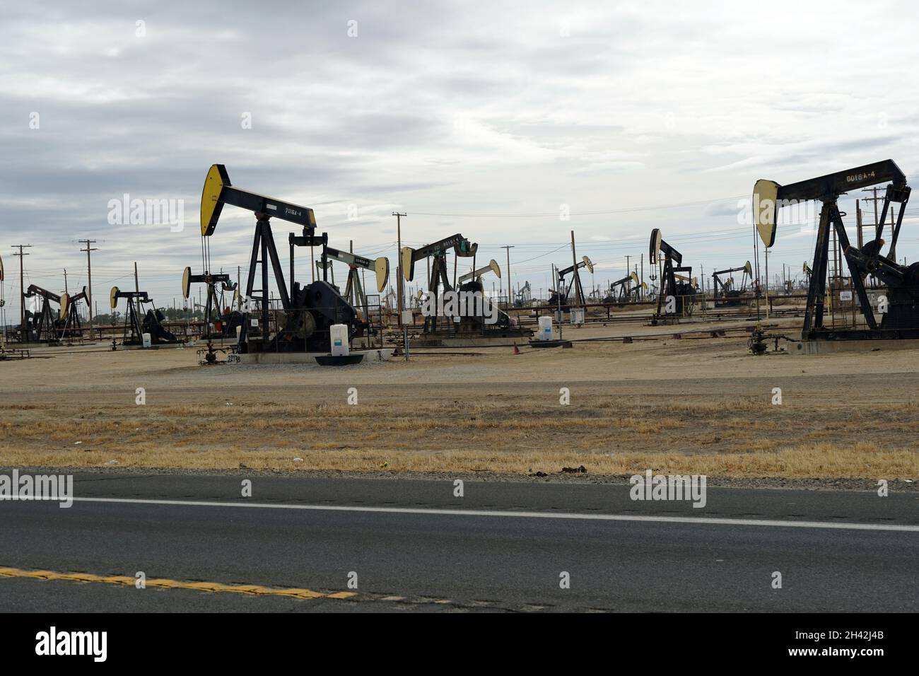 Field oil pumps wells hi-res stock photography and images - Alamy