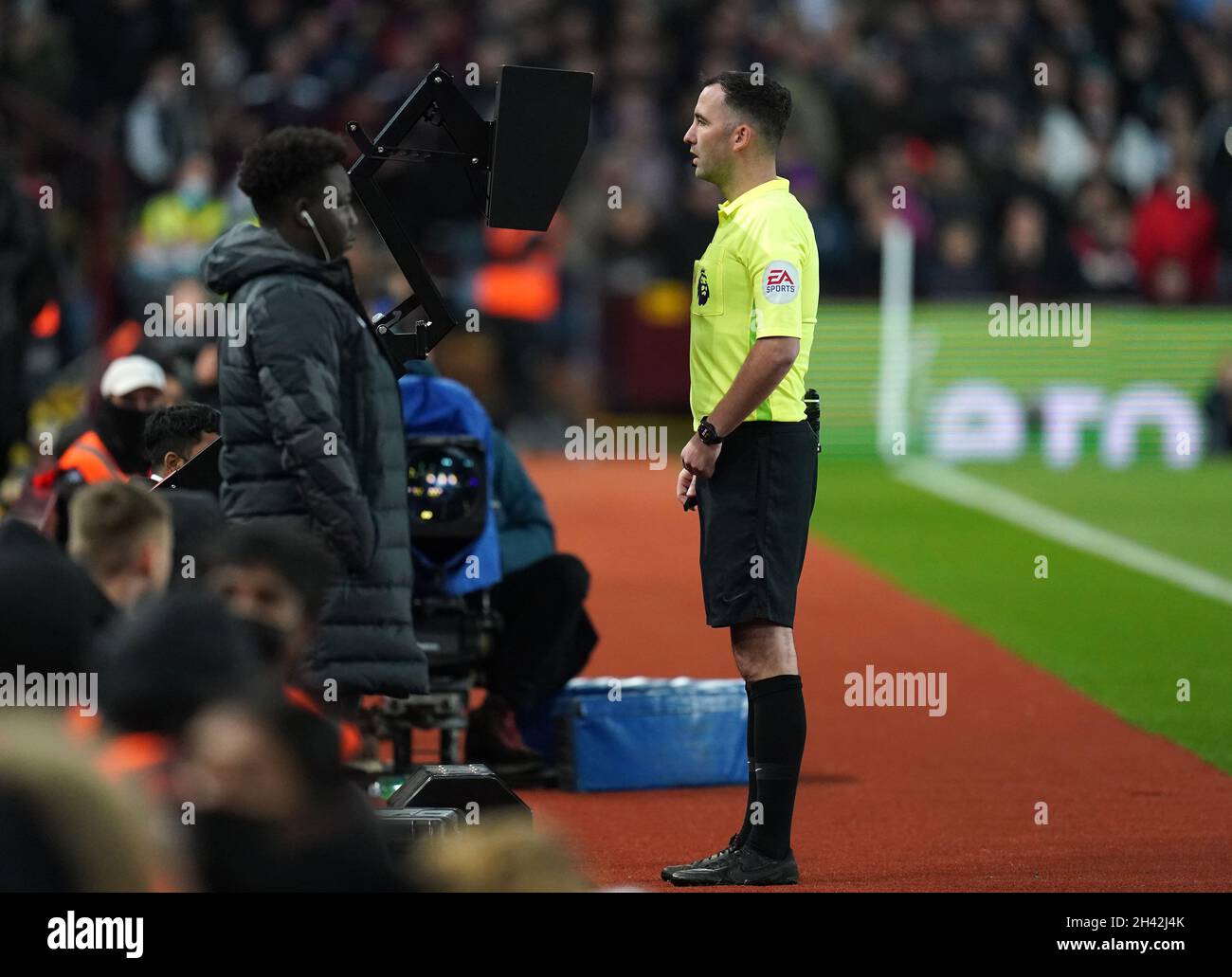 Referee chris kavanagh 2021 hi-res stock photography and images - Alamy
